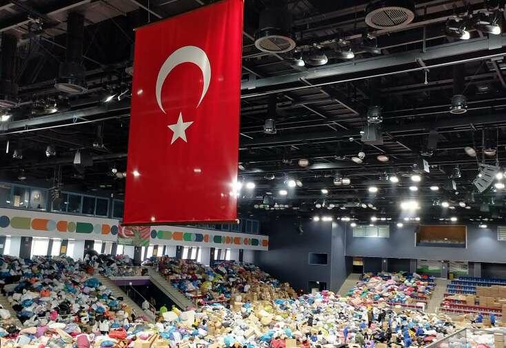 Azərbaycandan göndərilən yardım qutusunun üzərindəki yazı diqqət çəkdi ...